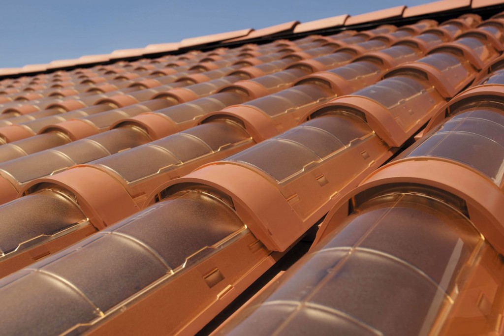 Empresas desenvolvem telhas que são também placas solares