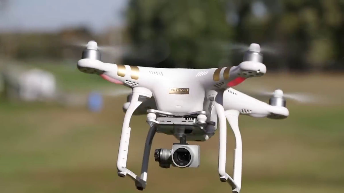 E se um Drone embatesse na asa de um avião? Veja o vídeo