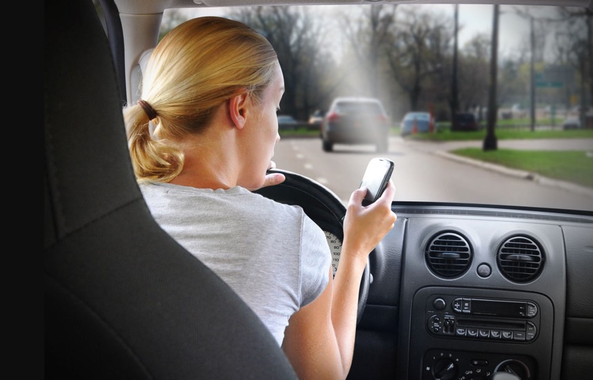 Podemos usar o telemóvel em alta voz enquanto conduzimos?