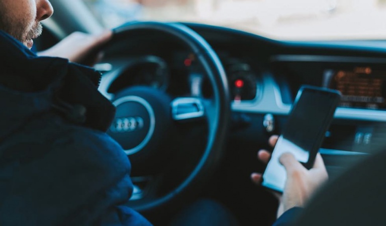 Multas por falar ao telemóvel a conduzir vão custar o dobro