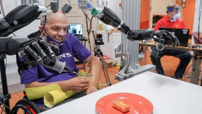 Homem controla braços robóticos através da mente (vídeo)
