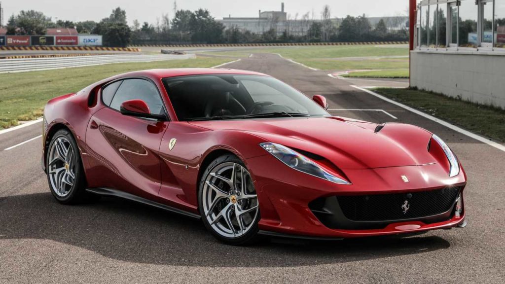 Ferrari 812 Superfast: É tão rápido que até "salta" o vidro traseiro