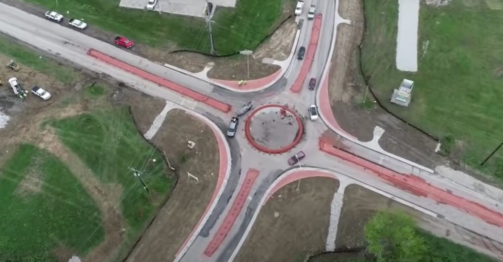É apenas uma rotunda! Mas nos EUA os condutores não sabem usar...