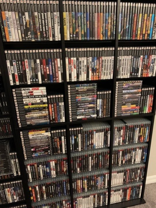 Fã da PlayStation mostra enorme coleção com 1.053 jogos da PS1 até à PS5