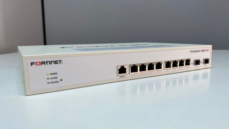 Switch Fortinet FortiSwitch 108E-POE com 8 portas Gigabit + 2 SFP PoE