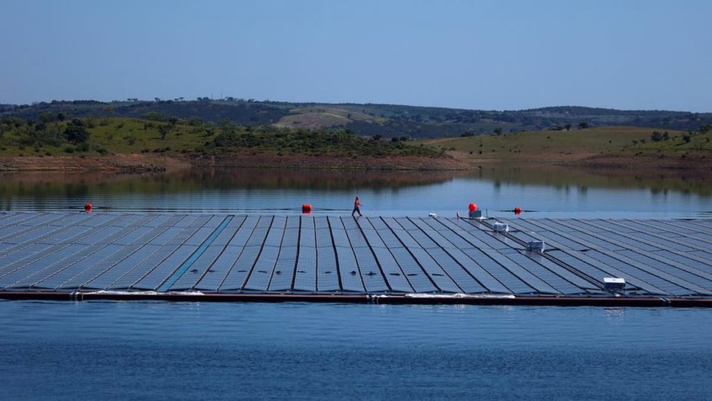 Portugal tem pronto a gerar energia o maior parque solar flutuante da ...