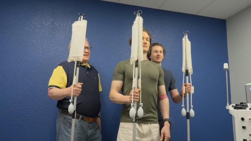 Bilionário que quer voltar a ter 18 anos utiliza o filho como fonte de ...