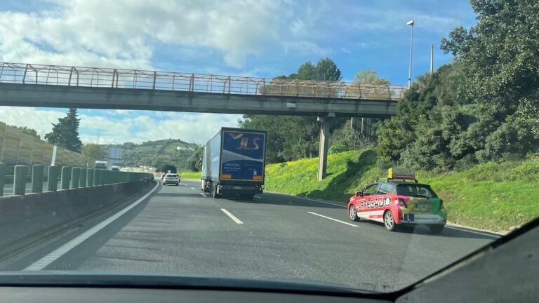 Sabe o que significa o sinal de trânsito A2b – Depressão?