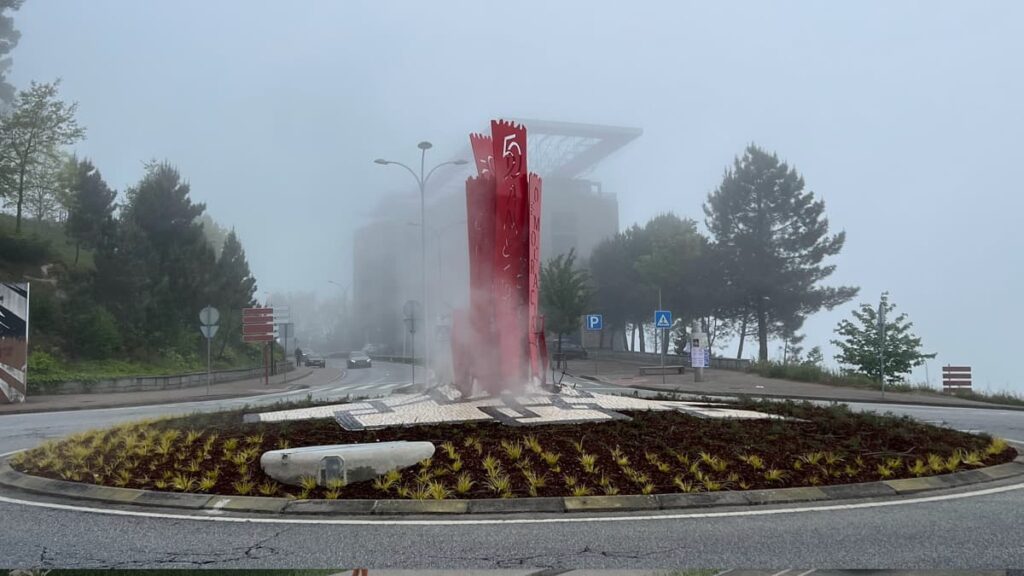 É assim que se "fazem" corretamente as rotundas! Anda a fazer bem?