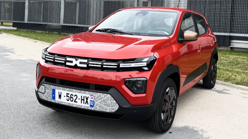 Conduzimos o novo Dacia Spring, um elétrico robusto e acessível