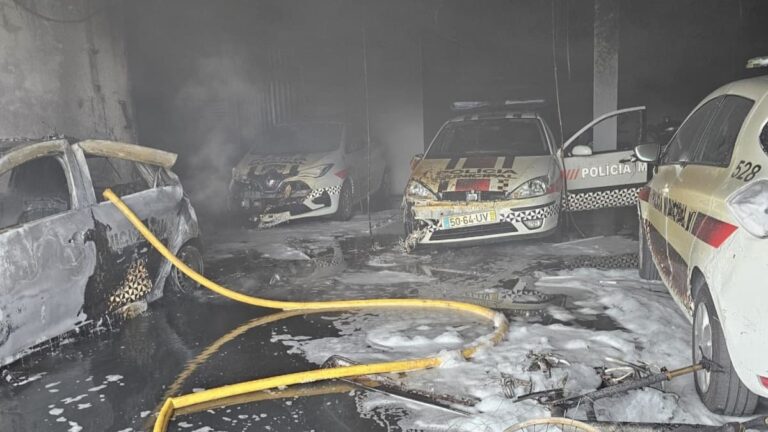 Carros da Polícia de Aveiro destruídos num incêndio, que terá começado ...